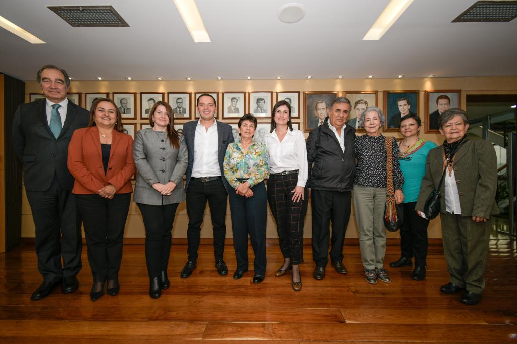 Alcalde Carlos Mario Marín Correa entregó el escudo de Manizales en ...